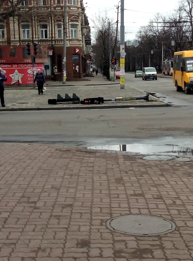Светофор приуныл =( | Пикабу
