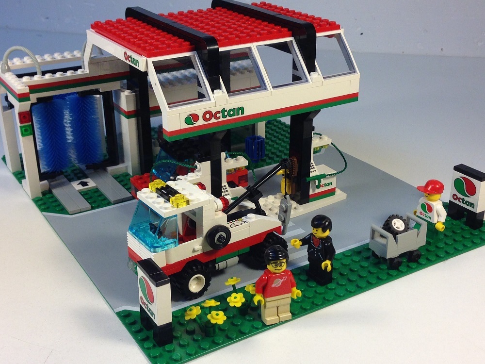 Первый филиал заправки Lego в Дагестане | Пикабу
