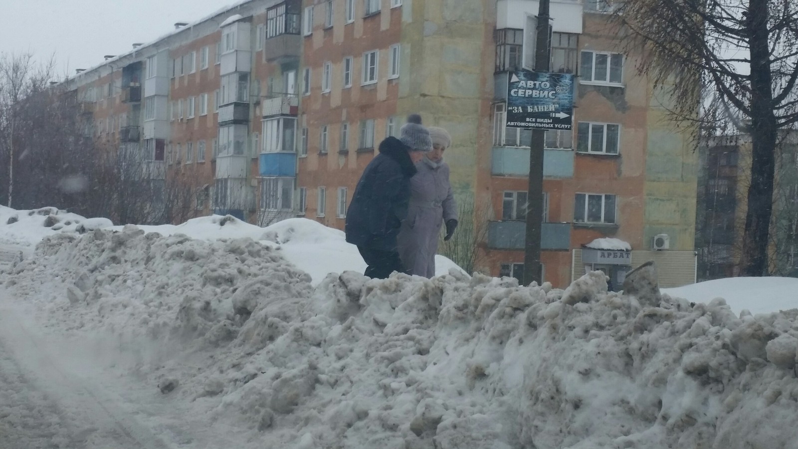 Я просто остановился чтобы посмотреть как здесь пройдут люди | Пикабу