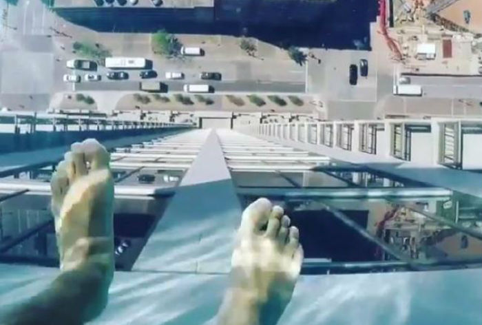 Бассейн с прозрачным дном на высоте 150 метров | Пикабу