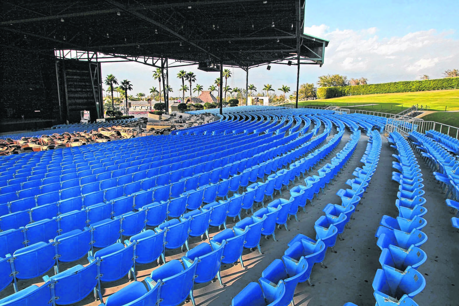 Оказывается во Флориде есть "Perfect Vodka Amphitheatre" | Пикабу